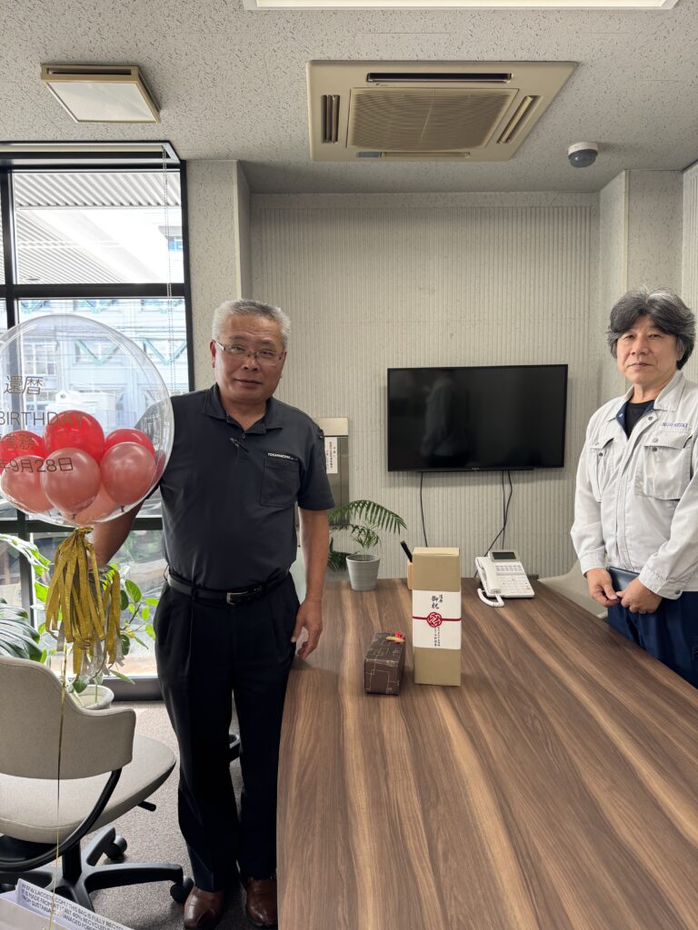 大平常務、突然の還暦サプライズに「あんぱんマン」スマイル！ - 株式会社TOSAMACHINE - ものづくりソリューション企業